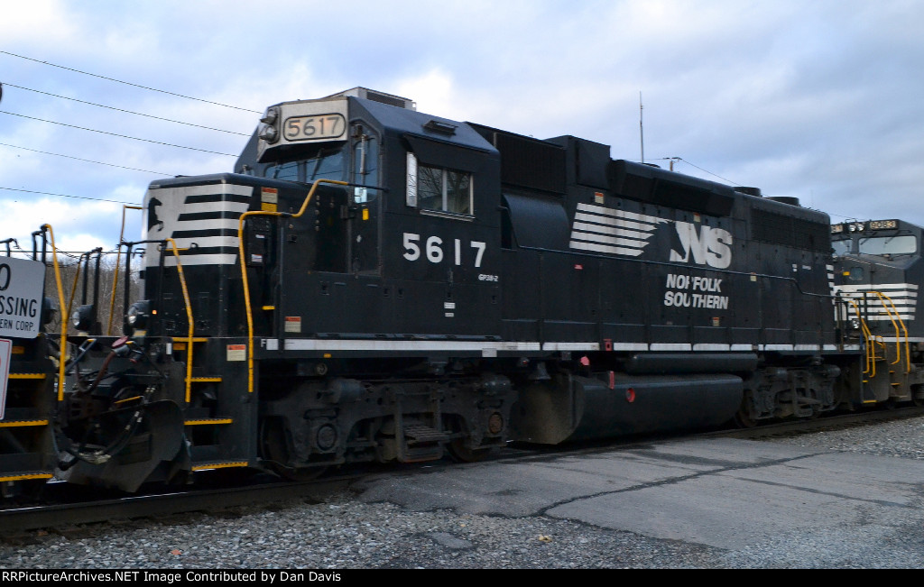 NS GP38-2 5617 on 32A